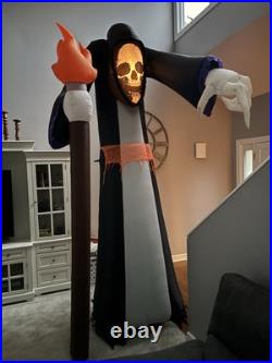 Gemmy Halloween Blow Up Inflatable 11′ Giant Pointing Reaper With Torch ...
